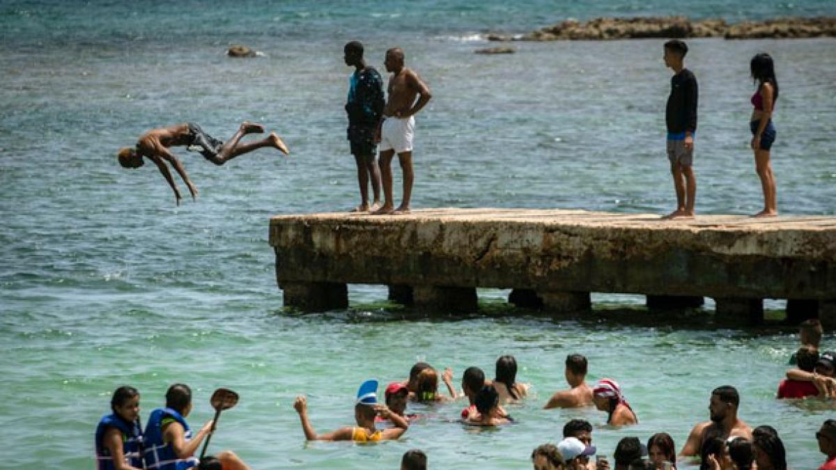 Playas cubanas se llenan y autoridades alertan por COVID-19