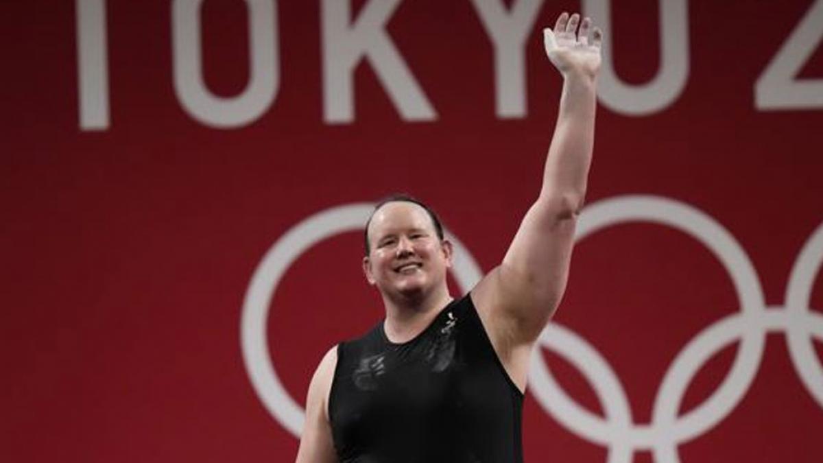 Pesista transgénero, Hubbard, no pasó de primera ronda en debut olímpico