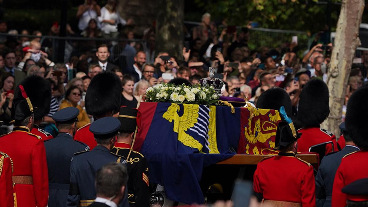 Londinenses inician su 'respetuoso' adiós a la reina Isabel II