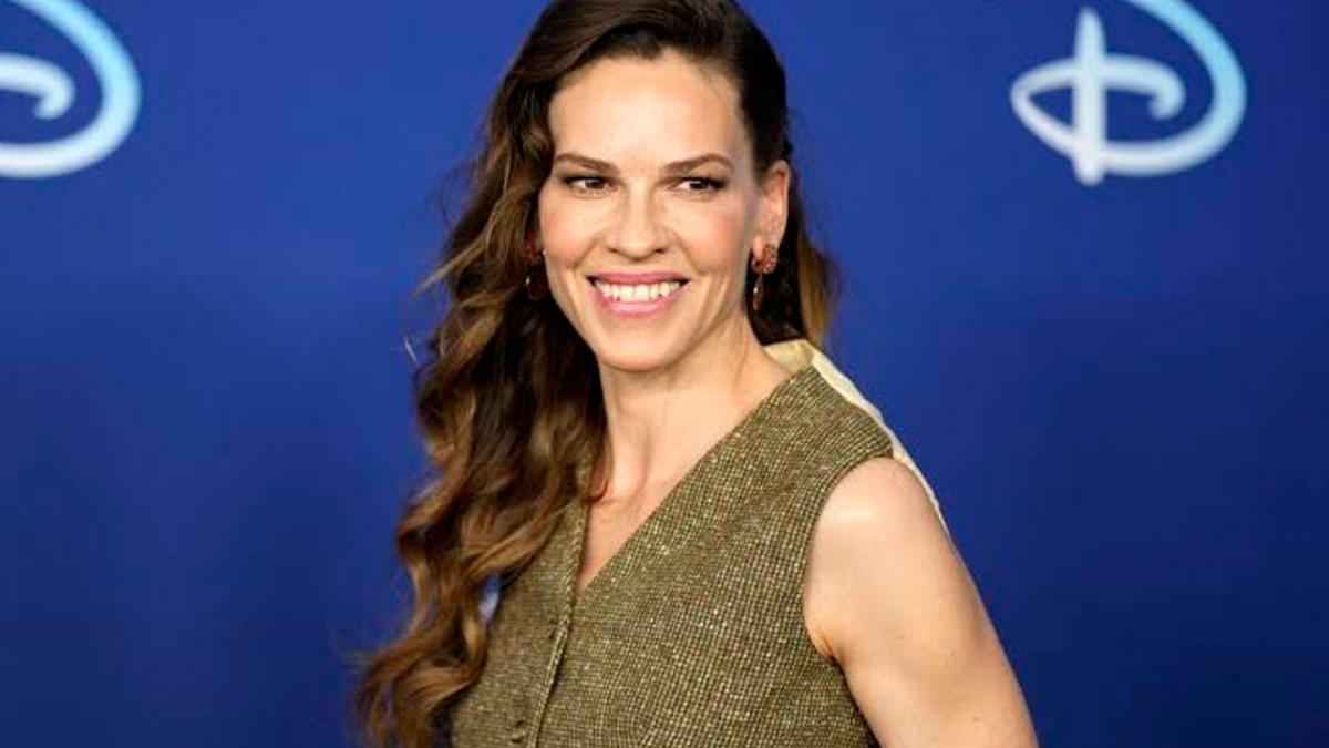 Hilary Swank confirma que está embarazada de mellizos a sus 48 años