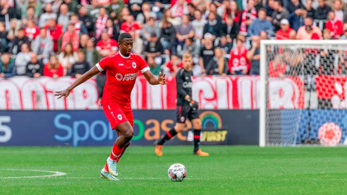 William Pacho firma contrato con el campeón de la UEFA Europa League