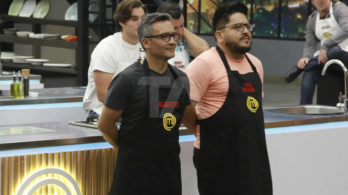 Delantales negros para José Pacheco y Alberto Astudillo y presea dorada ...