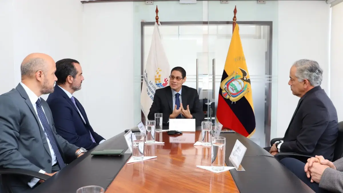 Ministro de Telecomunicaciones se reunió con Conecel S.A. y Otecel S.A.