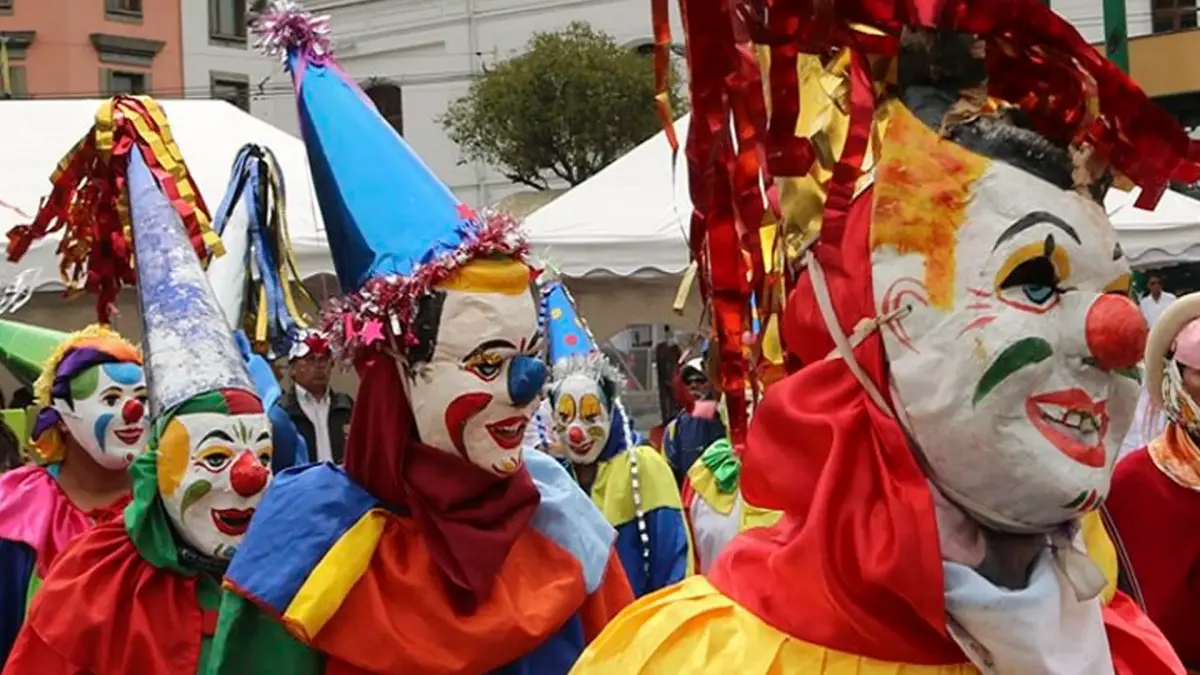 Quito: Carishinas, payasos y capariches en comparsa por los Santos ...