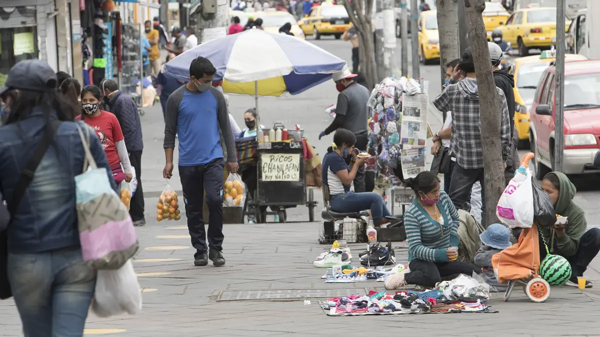 El comercio informal es el único sustento de algunas familias en Quito