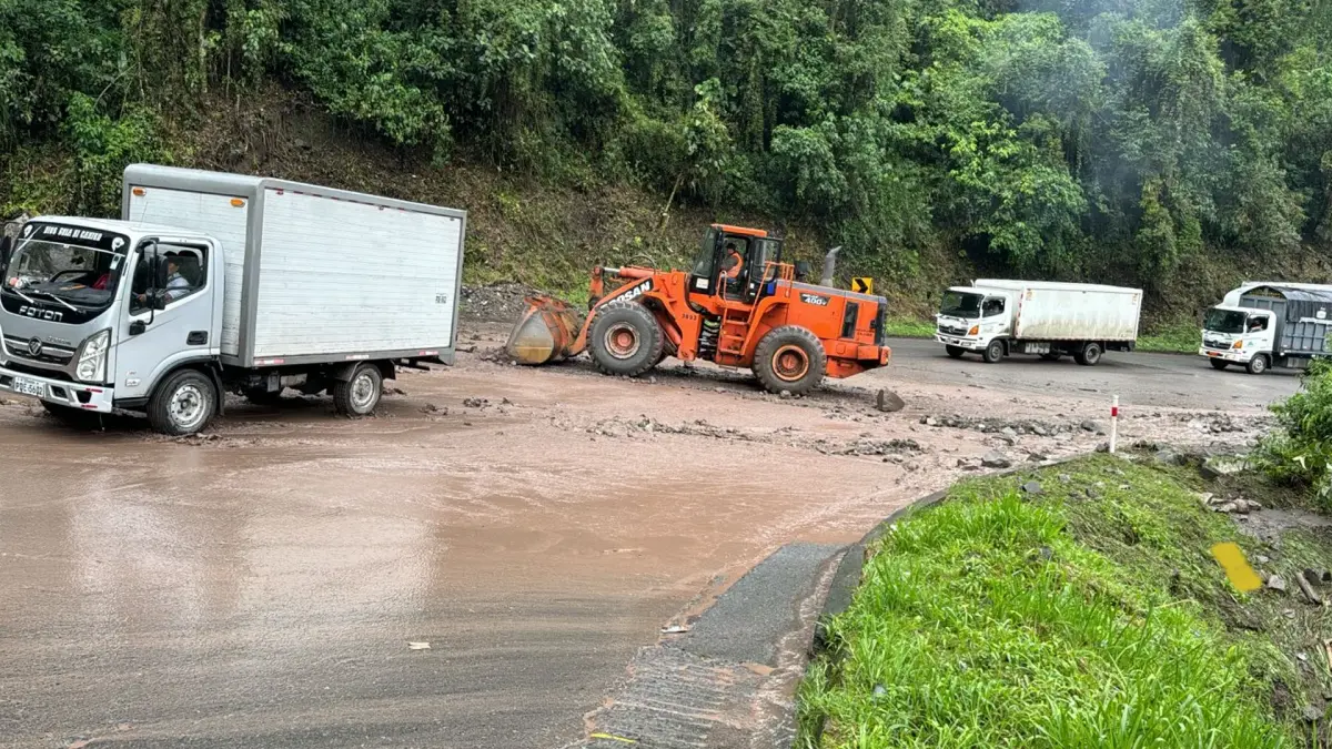 Lluvias causan deslizamiento de rocas en Tandapi; vía parcialmente ...