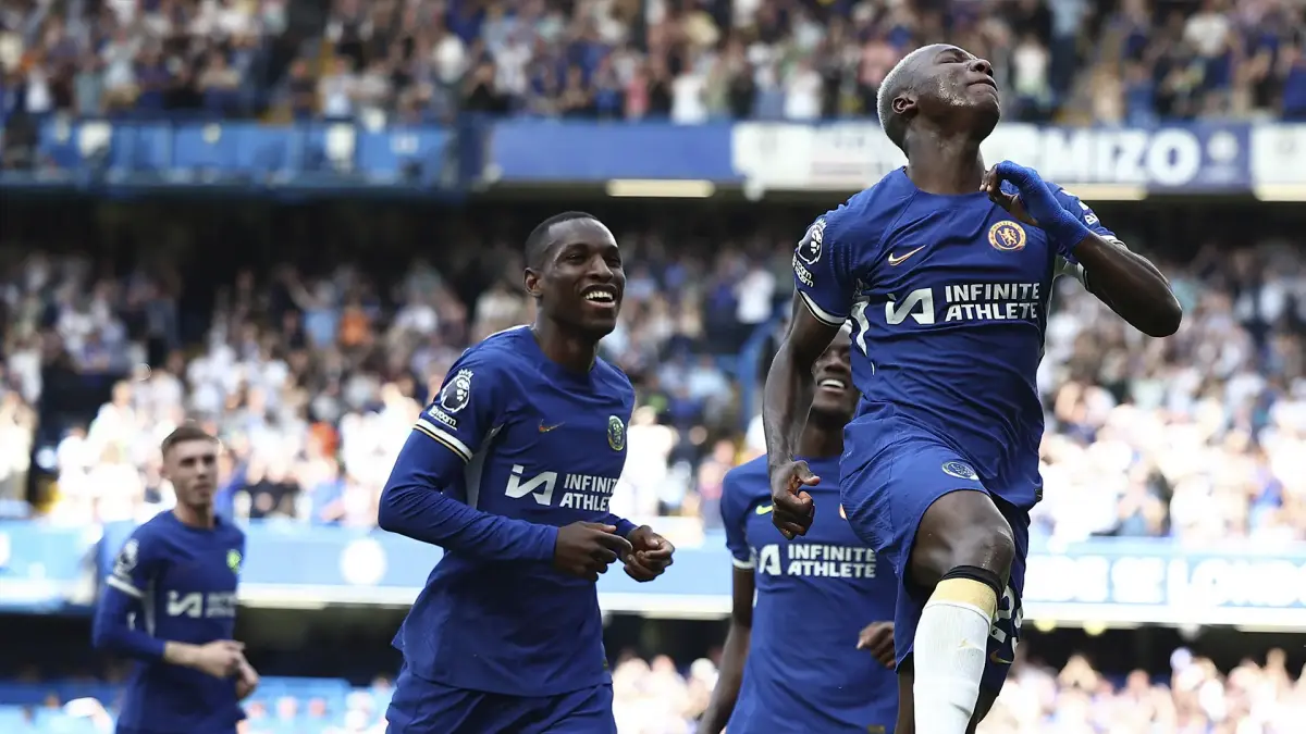 Moisés Caicedo marca golazo de media cancha con el Chelsea