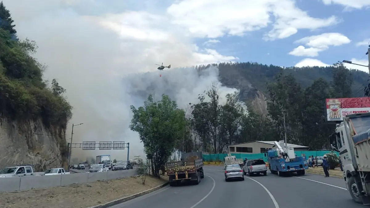Incendio forestal en Guápulo: Un carril de la Simón Bolívar permanece ...