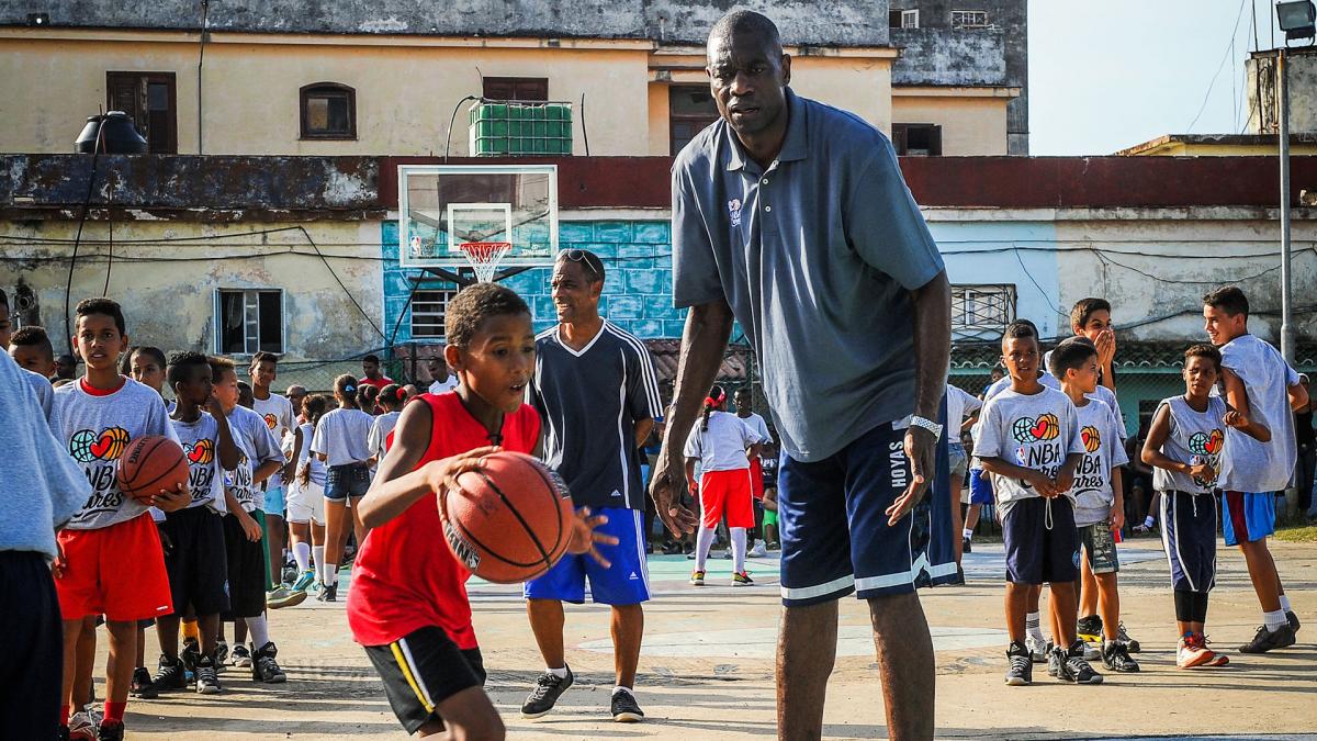 Dikembe Mutombo, gloria de la NBA, fallece a los 58 años