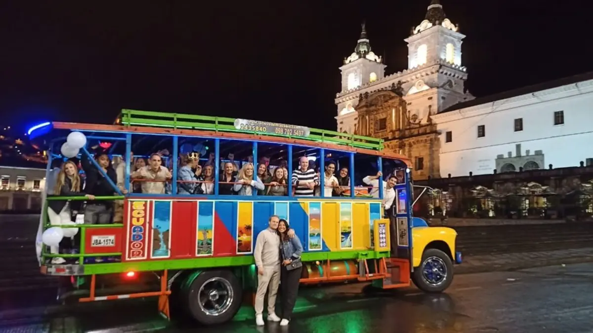 100 chivas circulan por las fiestas con autorización del Municipio de Quito