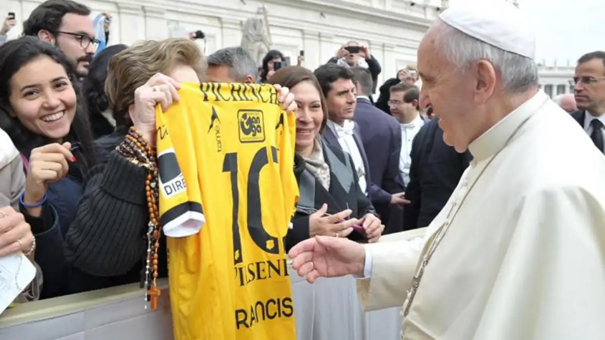 El papa Francisco recibió y bendijo camisetas de tres equipos de fútbol de Ecuador