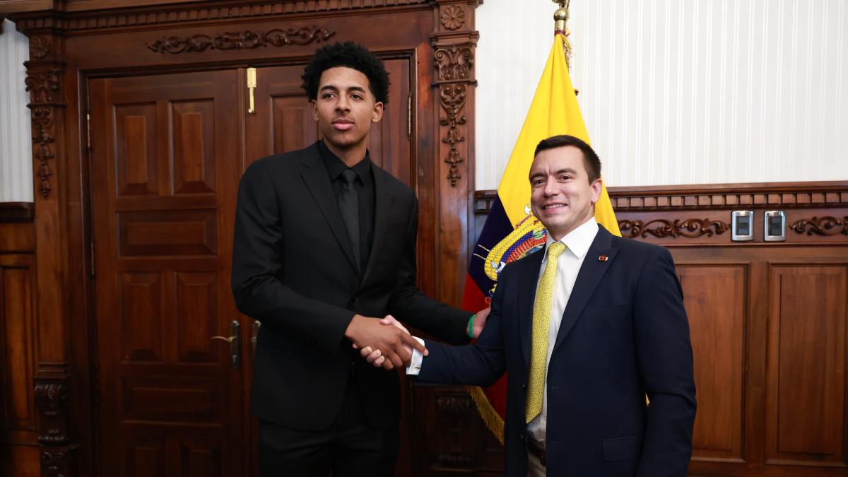 Noboa entrega reconocimiento a Reggie Jason Luis Jr.; primer joven de ...
